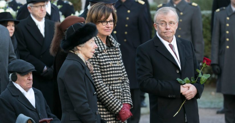 Presidentti Koiviston hautamuistomerkki paljastettiin – Tellervo ... Presidentti Koiviston hautamuistomerkki paljastettiin – Tellervo ...